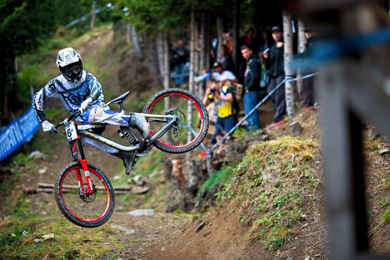 Danny Hart's 2011 World Championship Winning Downhill Run at Champery ...